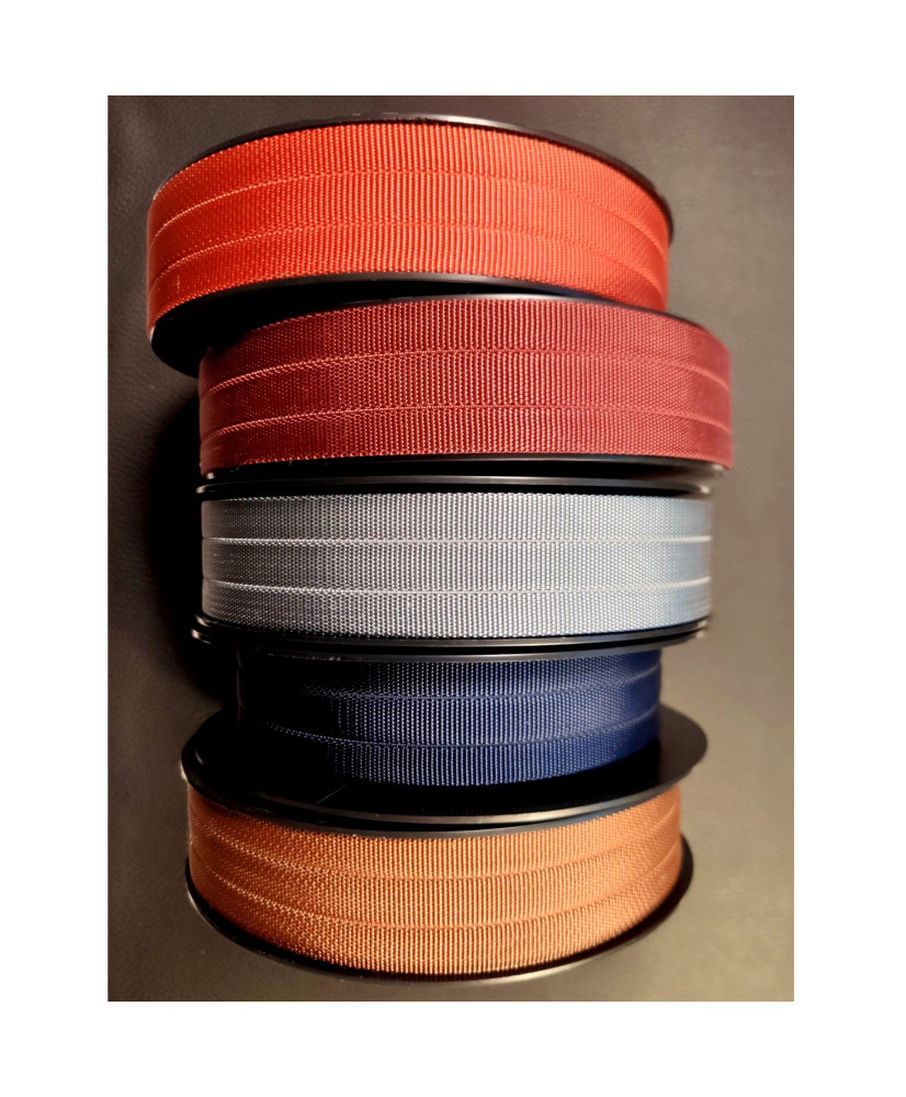 La sangle polyester est idéale pour la confection de anses de sacs.